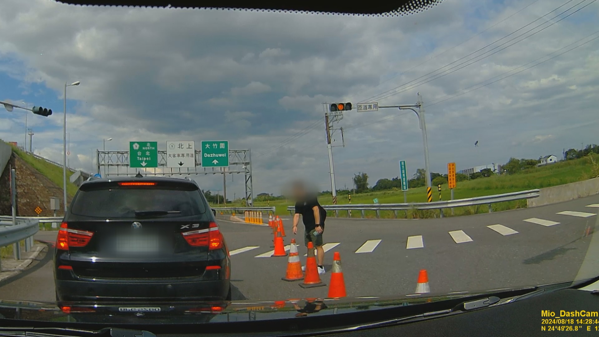 WATCH: Frustrated commuter cuts into freeway on-ramp line-News-Radio ...