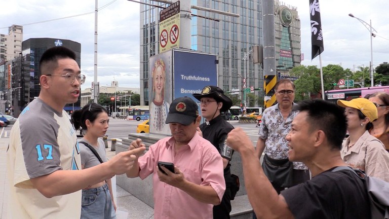 Chinese tourist throws “Free Hong Kong” flag on ground in Taipei-News ...