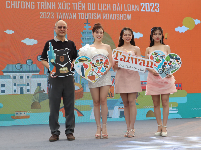 Un cantante de la tribu Tsou y una modelo de Instagram animan al ...