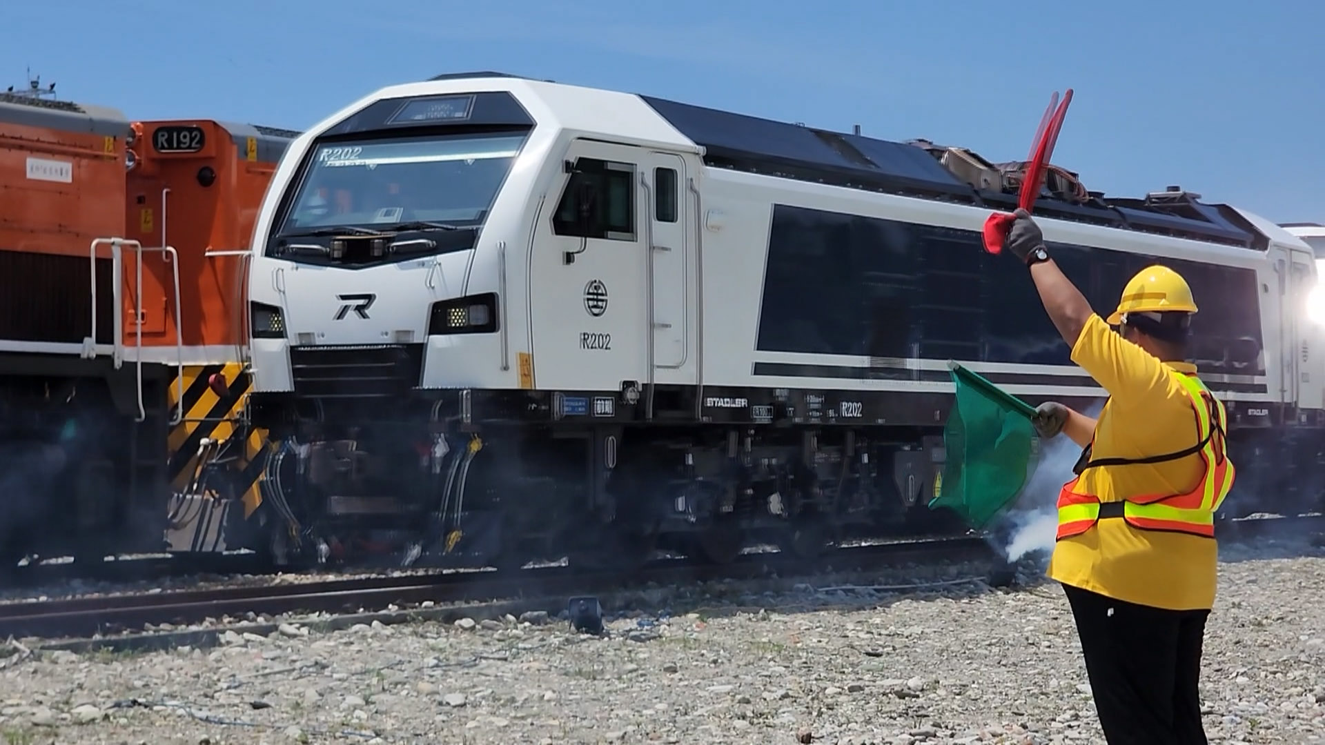 TRA inaugura el primer tren R200 diésel y eléctrico para transporte de ...