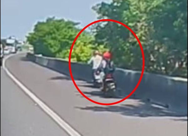 Menegangkan! Dua Pekerja Migran Perempuan Naik Sepeda Motor Listrik ...