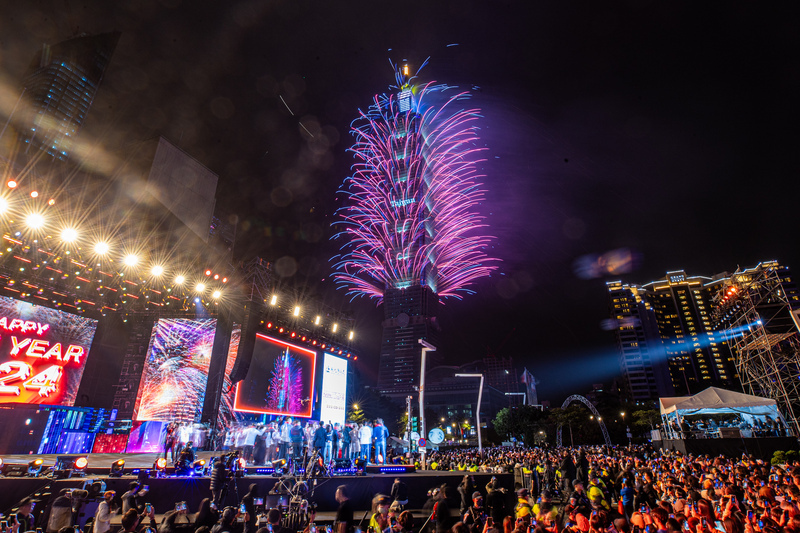 Pertunjukan Bunga Api 101 selama 300 saat pada tahun baru 2024 ...