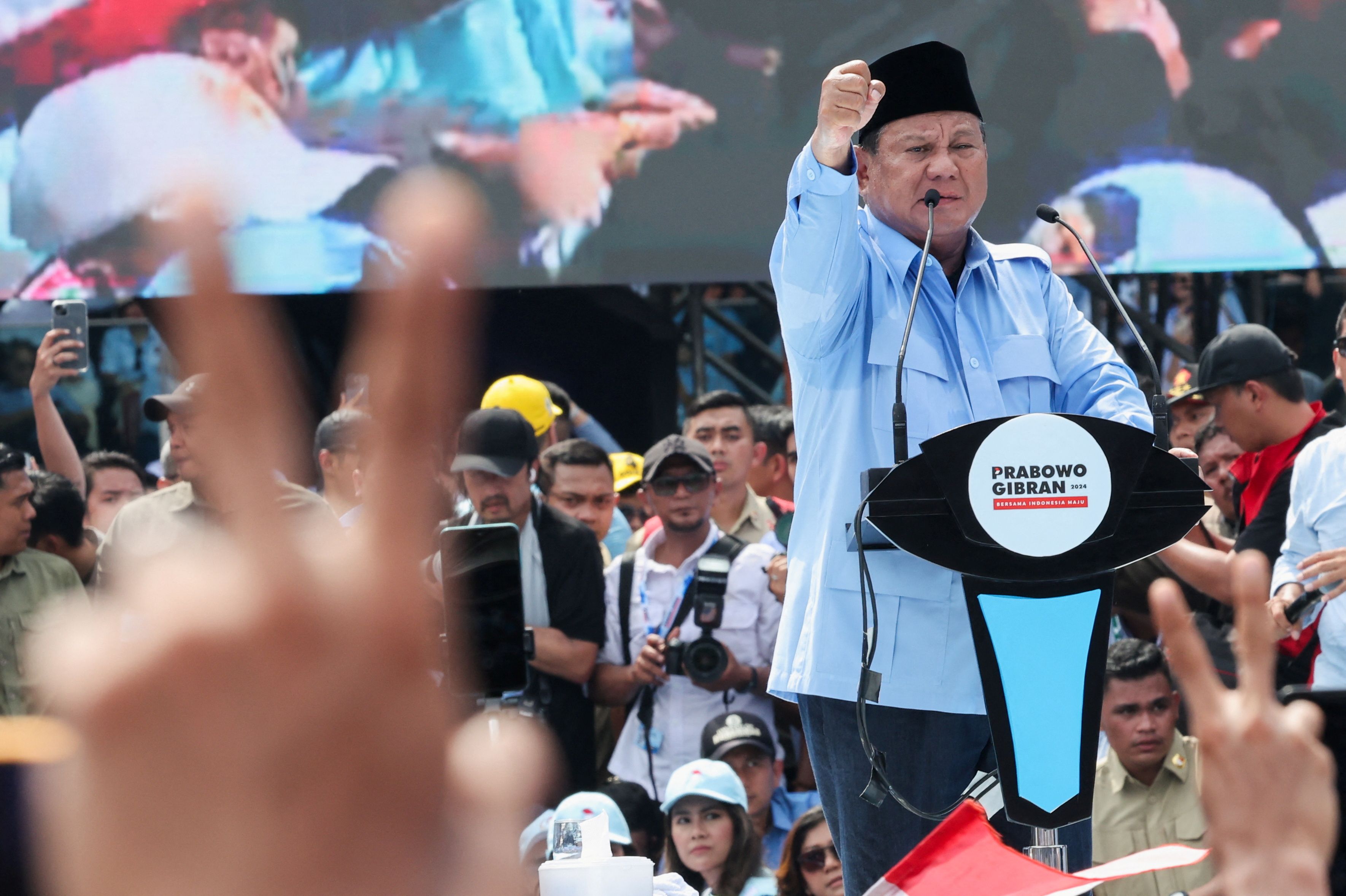 Pada akhir kempen pilihan raya presiden Indonesia, ratusan ribu orang ...