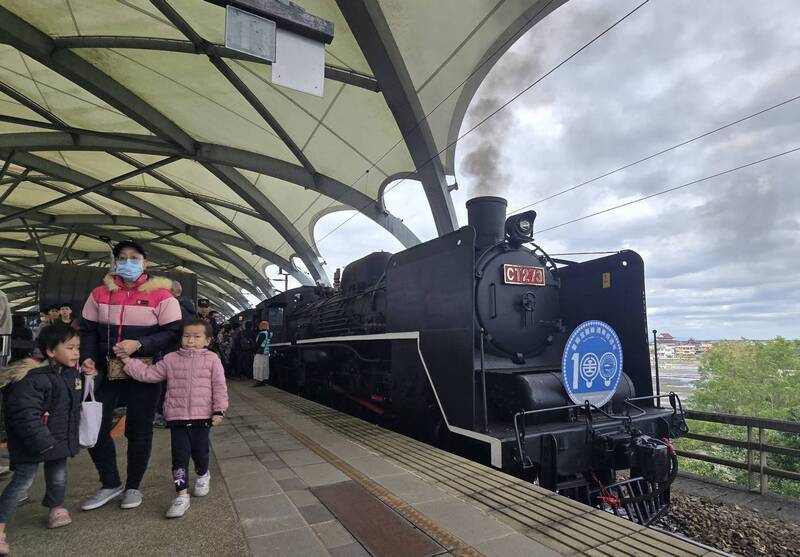 Kỷ niệm 100 năm đường sắt Nghi Lan thông xe toàn tuyến, “Nữ hoàng đầu máy hơi nước” chở khách ...